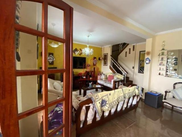 Casa à Venda no Jardim Adelina, Cotia – Conforto e Natureza ao Seu Alcance
