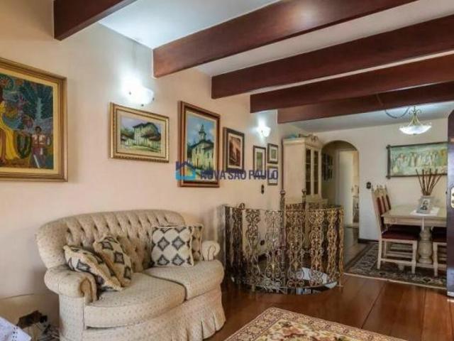 Casa a venda no Jardim Aeroporto com 03 dormitórios, 180 m² útil