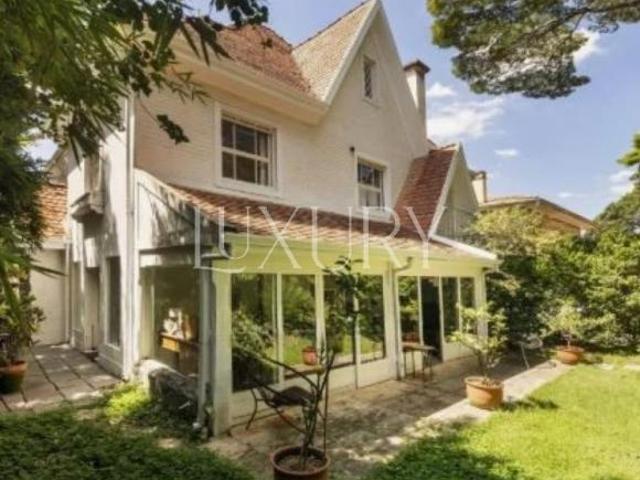Casa à Venda no Jardim América, 300 m², 4 quartos sendo 3 suítes, 4 vagas
