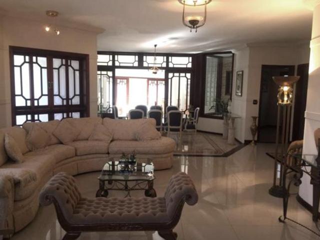 Casa à venda no Jardim Chapadão bairro tranquilo e seguro, esta casa possui 4 quartos, sendo 3 suí