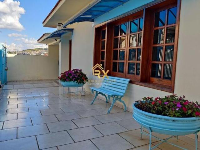 Casa à venda no Jardim dos Estados, com 4 quartos sendo 2 suítes