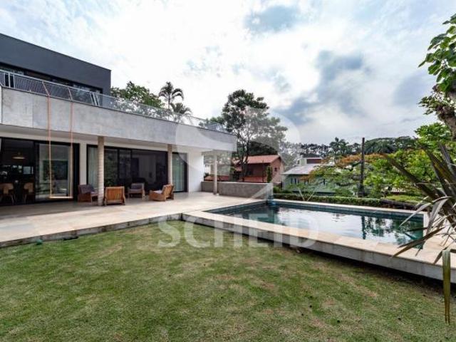 Casa à venda no Jardim dos Estados com 3 suítes, 4 vagas, 530m², piscina climatizada!