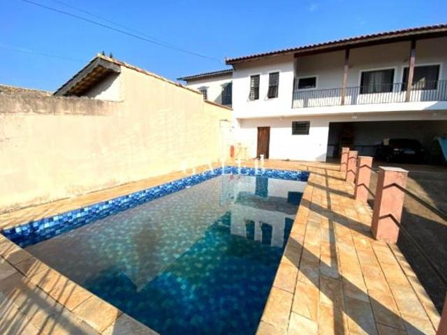 Casa à venda no Jardim dos Pinheiros com amplo terreno: 02 quartos, piscina, 8 vagas de garagem, 360