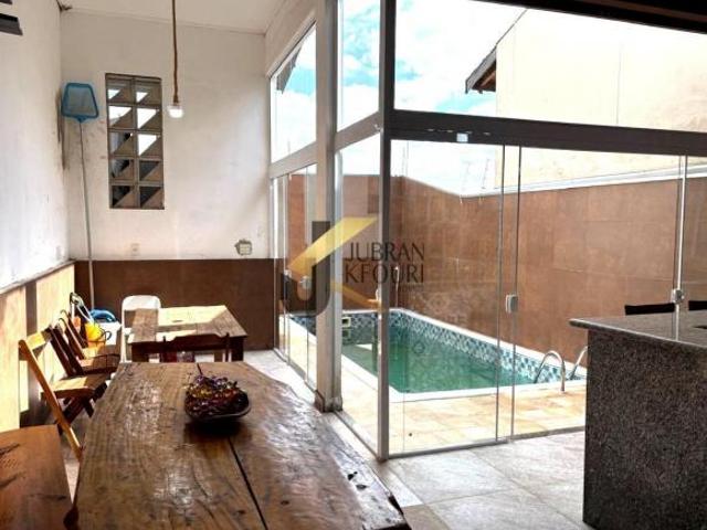 Casa à venda no Jardim Eulina, em Campinas SP! Com 3 suítes, 2 salas, 6 banheiros e 5 vagas. Espaço