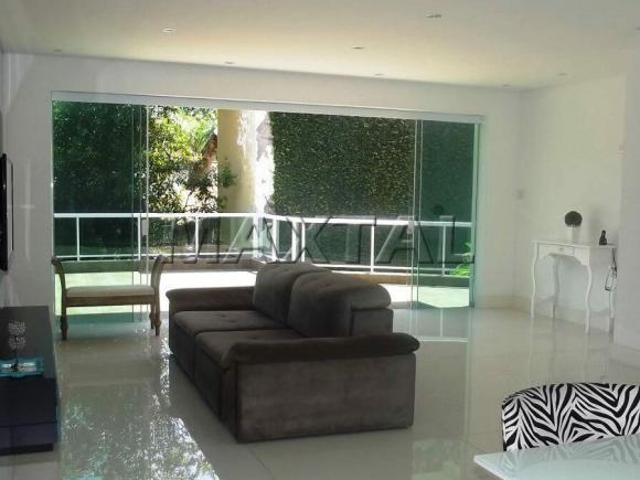 Casa à venda no Jardim Floresta. De 450 m², 3 suítes, sala e 8 vagas de Garagem