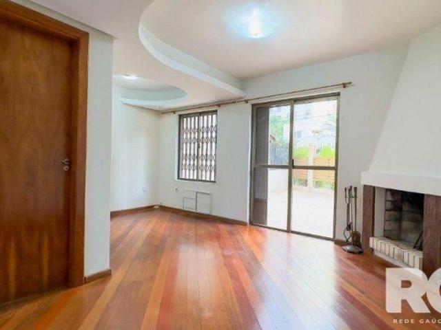 Casa em condomínio com 3 dormitórios, sendo 1 suíte, pátio privativo com churras