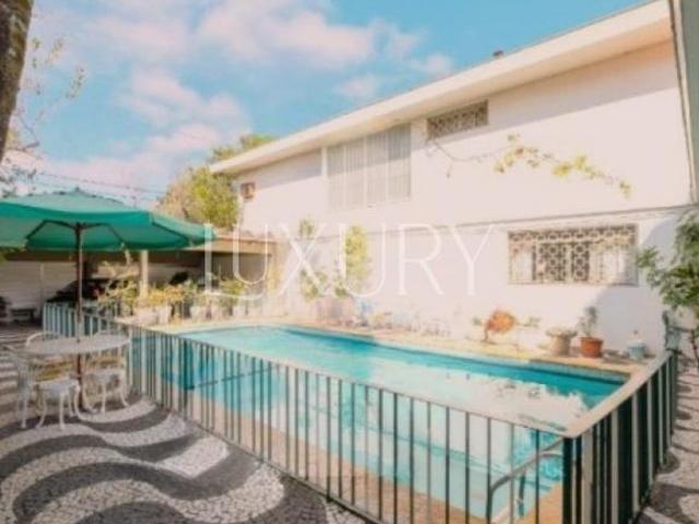 Casa à Venda no Jardim Luzitânia, 600 m², 4 quartos sendo 2 suítes, 3 vagas