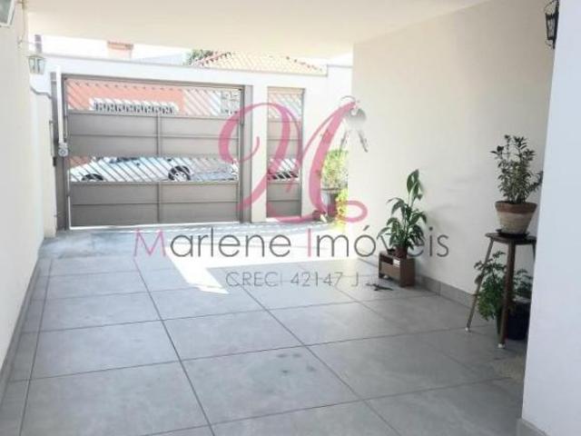 Casa à venda no Jardim Pacaembu, Jundiaí SP: 03 quartos, 01 suíte, 02 banheiros, 06 vagas de garagem
