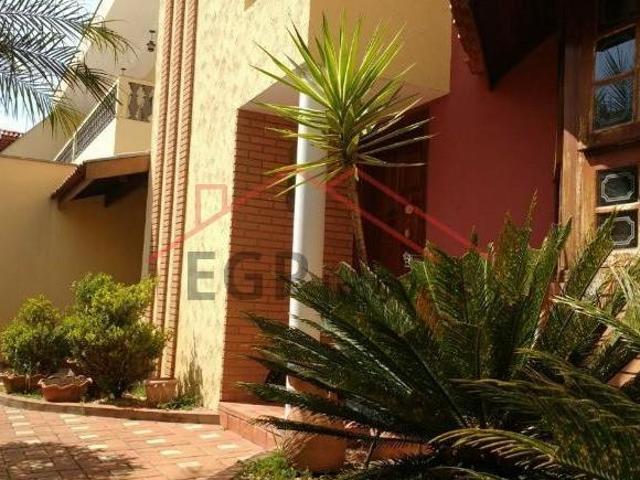 Casa à venda no Jardim Pagliato com 3 quartos, 1 suíte, 2 salas, 3 banheiros, 4 vagas de garagem e 3