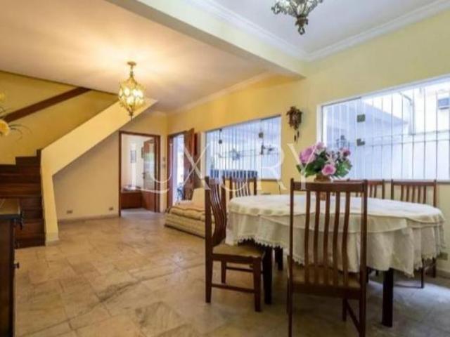 Casa à Venda no Jardim Paulista, 405m² de terreno, 3 quartos sendo 1 suíte, 4 vagas