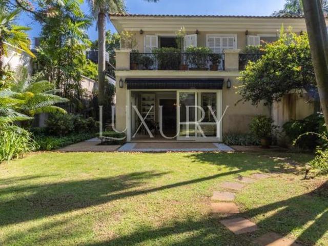 Casa à Venda no Jardim Paulistano, 1000 m² de terreno, 4 quartos sendo 2 suítes, 4 vagas