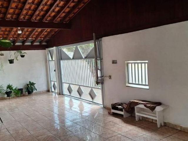 Casa à venda no Jardim São Francisco em Santa Bárbara d&apos Oeste com 4 quartos e 3 vagas de garagem