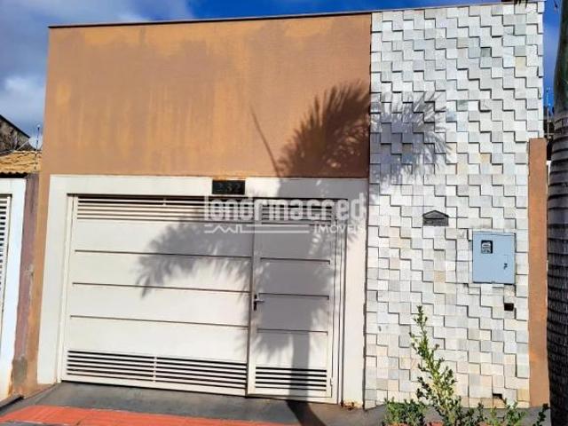 Casa à venda no Jardim São Paulo em Londrina, 125 m² total, 89 m² construídos, 3 quartos sendo 1 suí