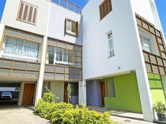 Casa à venda no Jardim Sabará, Porto Alegre!