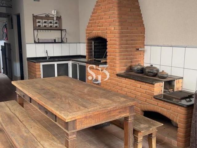 Casa à venda no Jardim Santa Lúcia, Campinas SP. 3 quartos, suíte com closet e hidromassagem, churra