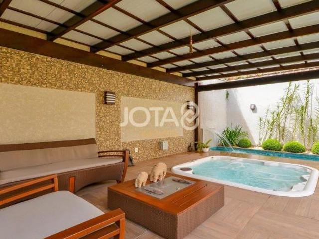 CASA COM QUATRO DORMITÓRIOS NO JARDIM SOCIAL