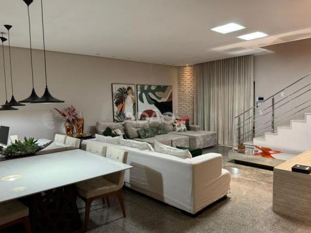 casa á venda no Jardin América Casa de Rua com 3 Quarto s por R$ 1380000.00 no setor Jardim América