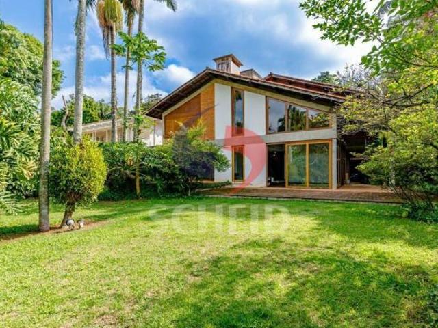 Casa à venda no Jd Cordeiro com 5 quartos, 2 suítes, 3 vagas de garagem e muito jardim