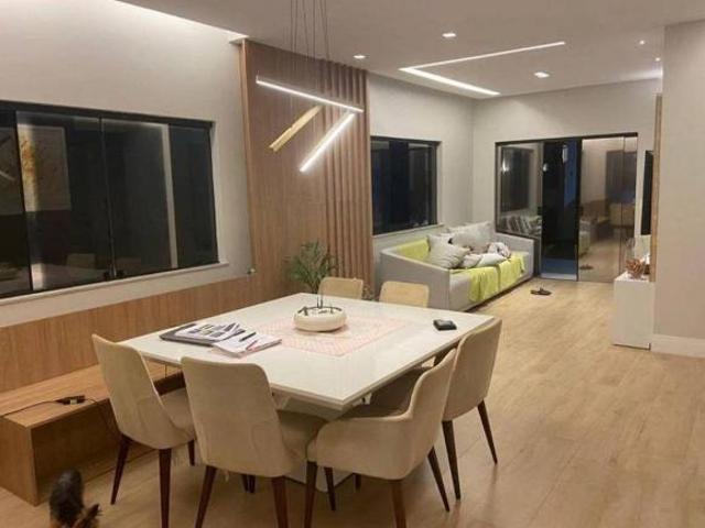 Casa á venda no Jd. Pantano com 240mt², 3 quartos, 1 suíte, 2 vagas e área de lazer