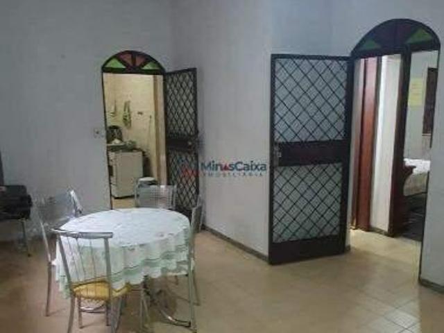 CASA A VENDA NO OLARIA COM 318M² DE 3 QUARTOS, QUINTAL E ATÉ 3 VAGAS DE GARAGEM!