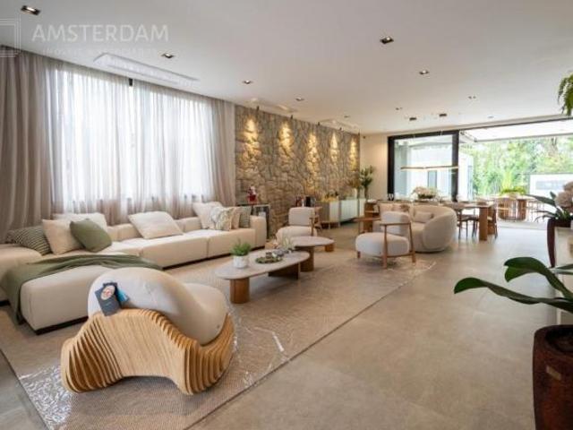 Casa à venda no M16 na Riviera, 5 suítes, decorada, fino acabamento, pronta para usar, climatizada