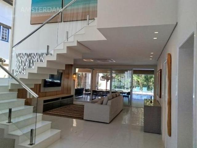 Casa à venda no M21 na Riviera, rua larga, com 6 suítes, piscina com deck coberto, 300 m² de área co