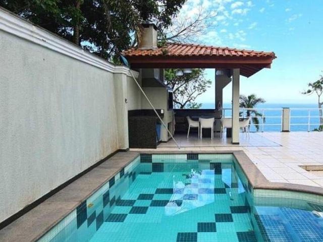 Casa à Venda no Morro do Sorocotuba em Guarujá, praia do Éden