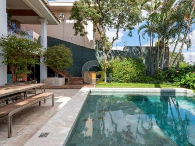 Casa á venda no Morumbi, 6 quartos, 4 suítes, 3 vagas de garagem