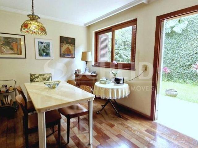 Casa á Venda no Morumbi com 405m², 5 quartos sendo 2 suítes, 3 vagas