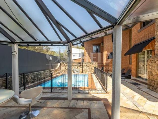 Casa á Venda no Morumbi com 400m², 4 quartos sendo 2 suítes, 4 vagas