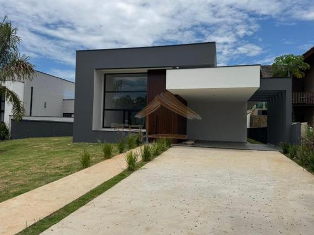 Casa a venda no Ninho Verde 1 com 3 suítes, excelente acabamentos, local privilegiado