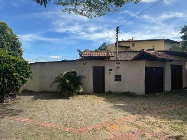 Casa à venda no Setor Bueno, Goiânia GO: 3 quartos, 3 salas, 2 banheiros, 3 vagas 273m² de área!