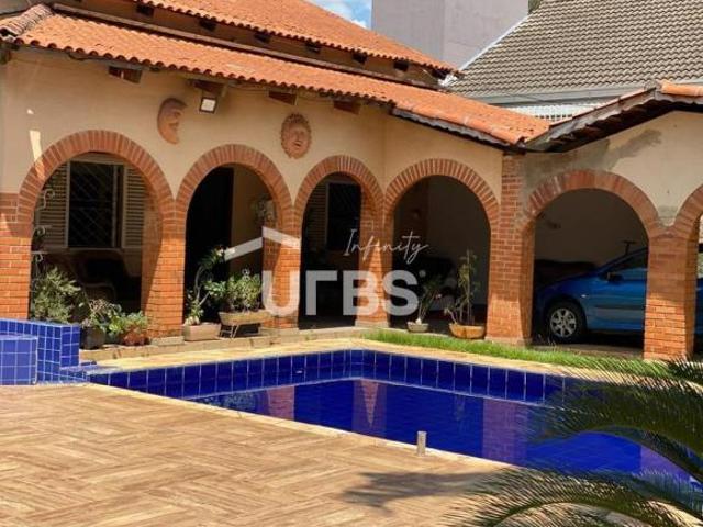 Casa a venda no Setor Sul localizada na rua 116 com uma praça no Fundo da casa Projeto Cura