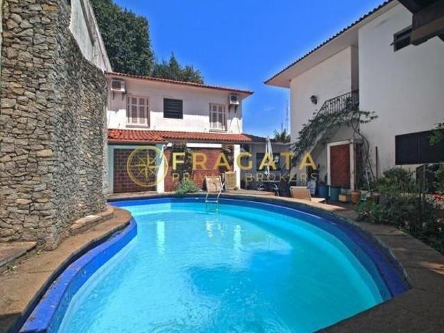Casa à Venda no Sumaré 4 Suítes, Piscina e 600m² de Terreno