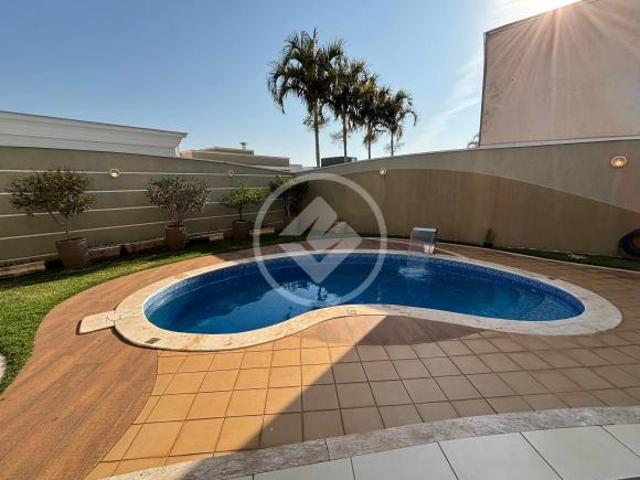 Casa a venda no Swiss Park com 4 dormitórios, 1 no terreno com 214m, piscina completa