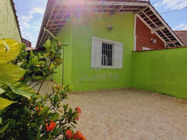 Casa à Venda no Poiares c/ 2 Dormitórios e Quintal em Caraguatatuba SP