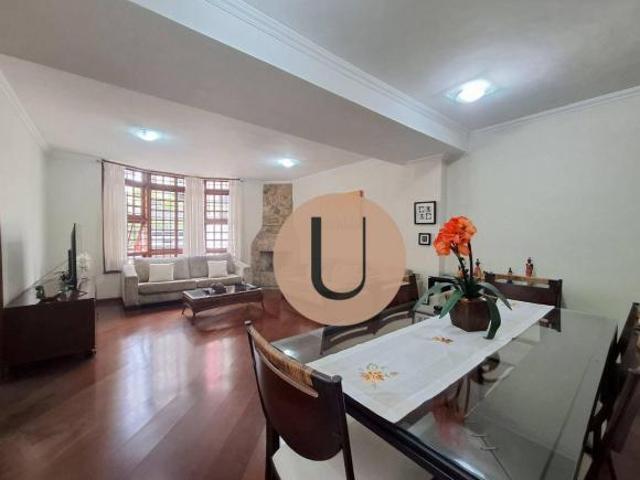 Casa à venda no Portal do Morumbi com 4 dormitórios, quintal e vista para praça