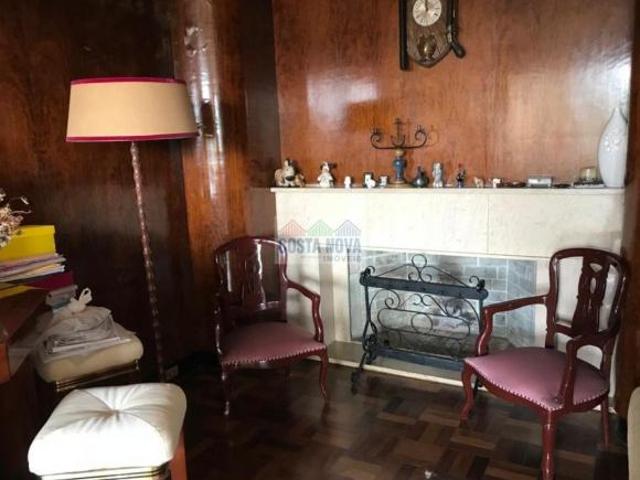 Casa à venda no Pacaembu, 4 suítes, 2 vagas de garagem