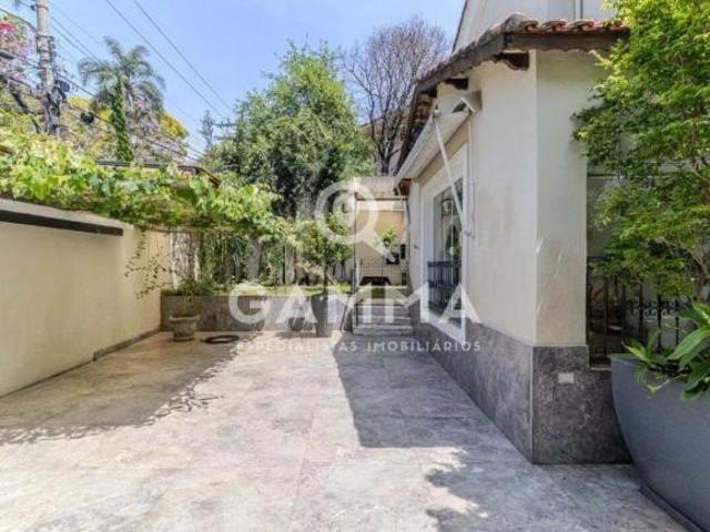 Casa à venda no Pacaembu! Rua tranquila com segurança 24h