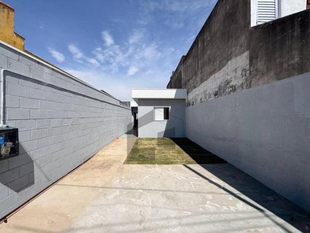 Casa à venda no Parque Maria Helena em Suzano com 3 quartos próxima à estação da CPTM