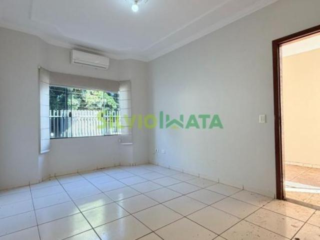 Casa à Venda no Parque das Laranjeiras em Maringá/PR | 3 Quartos, Garagem Coberta e Móveis Planejado