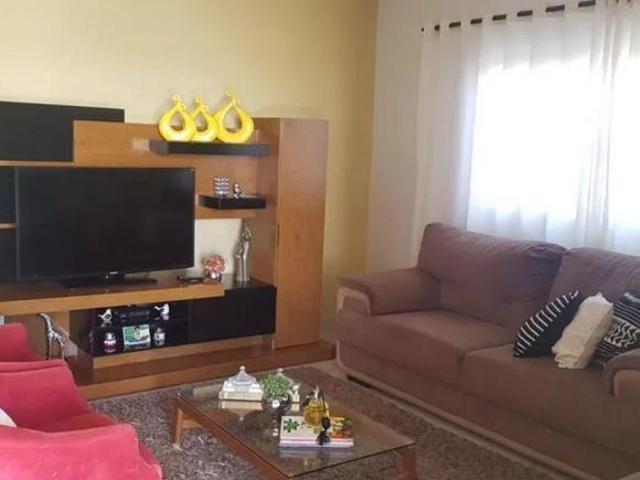 Casa à Venda no Parque das Laranjeiras Prolongamento | 3 Suítes e Área de Lazer