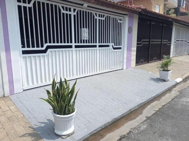 Casa à Venda no Parque Renato Maia em Guarulhos | 3 Quartos | Próxima ao Shopping Maia e Bosque Maia