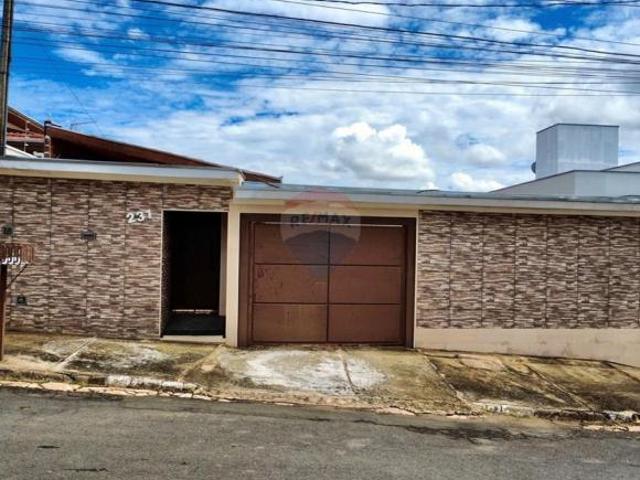 Casa à venda no Parque Santa Bárbara com 3 dormitórios, amplo quintal para vários veículos – R$ 560