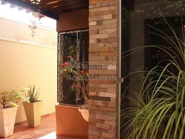 Casa a venda no Parque Universitário em Fernandópolis com 03 dormitórios, sendo 01 suíte, cozinha pl