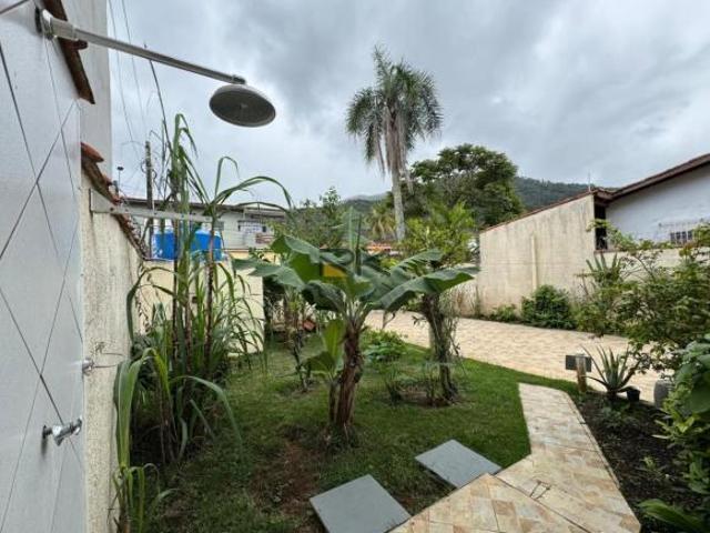 CASA À VENDA NO PEREQUE AÇU com 3 dormitórios,3 vagas de garagem e varanda