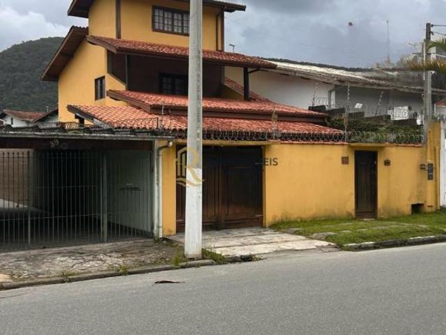 Casa à venda no Perequê Açu próximo ao centro e a praia
