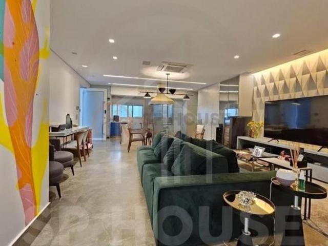 Casa a venda no Planalto Paulista. 200m², 4 quartos sendo 2 suítes, 3 vagas, quintal