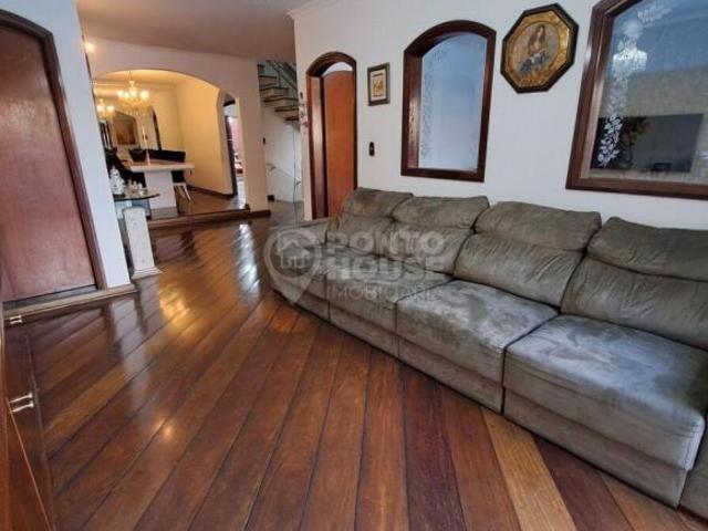 Casa à Venda no Planalto Paulista, 4 Suítes, 4 Vagas e Piscina, 270 m² Terreno