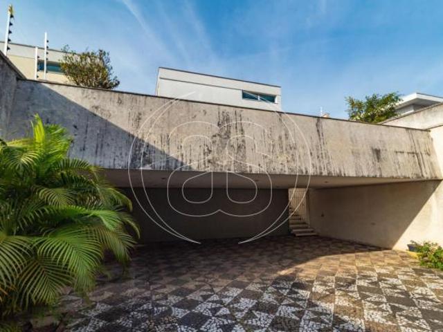 Casa à venda no Planalto Paulista com 340m², suíte, 6 vagas e amplo terreno